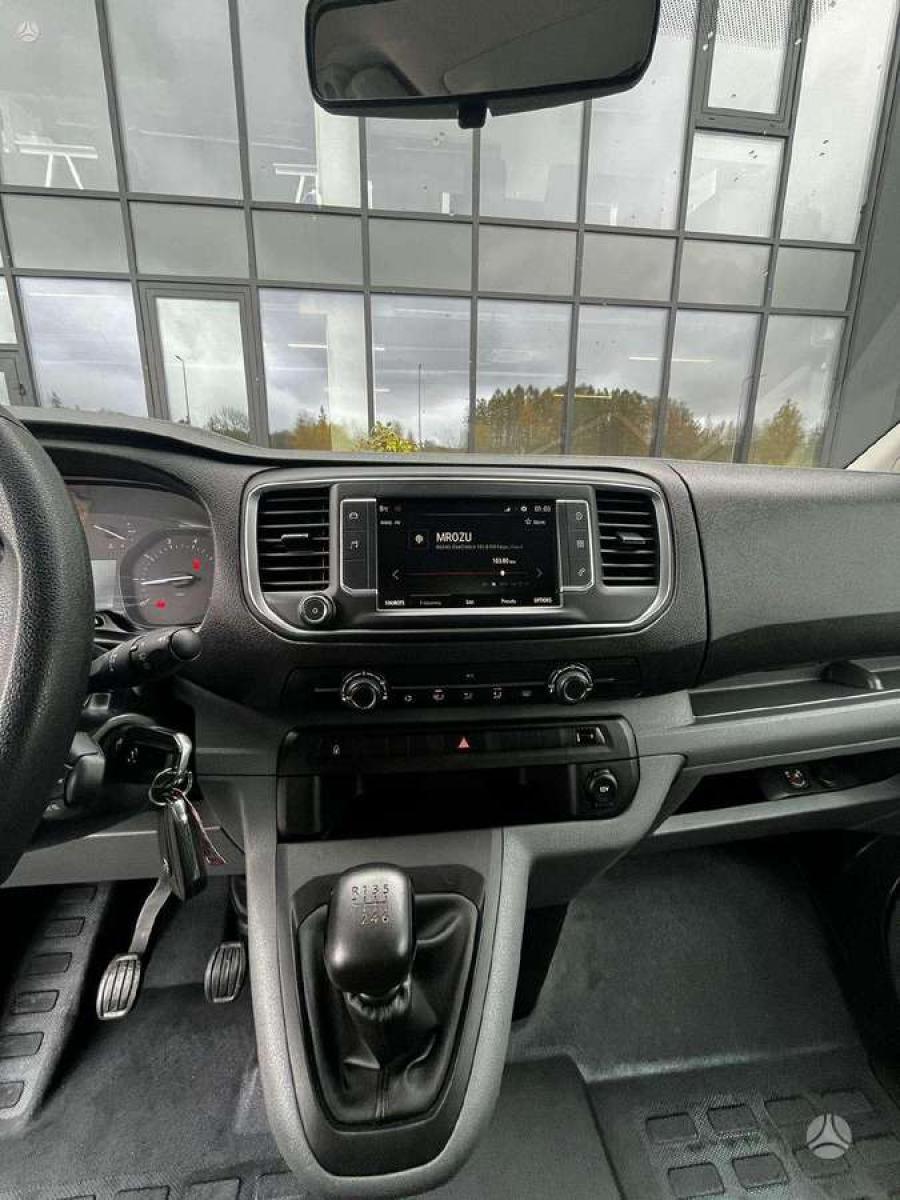 White Opel Zafira Life 2022 in Vilnius, with an engine capacity of 2.00 L and mileage of 142 thousand km for 18300 €, photo 7 on AUTOMOTO.COM.LV