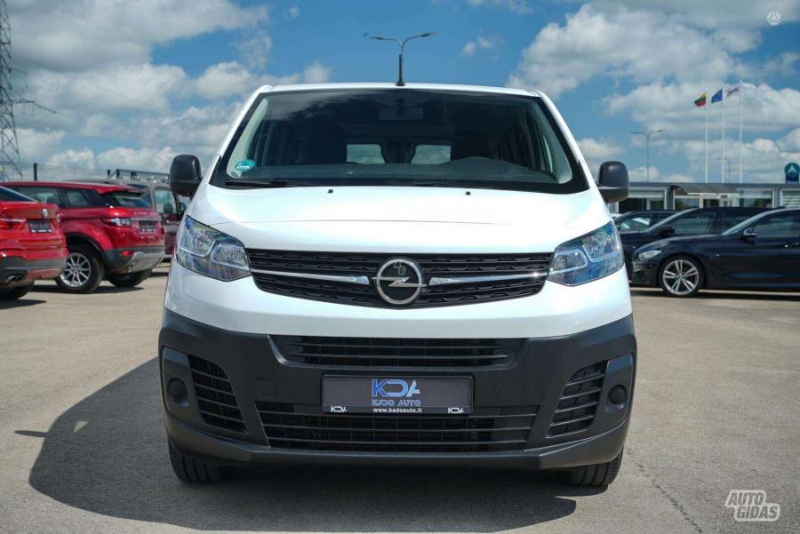 White Opel Zafira Life 2021 in Marijampole, with an engine capacity of 1.50 L and mileage of 196 thousand km for 16950 €, photo 4 on AUTOMOTO.COM.LV