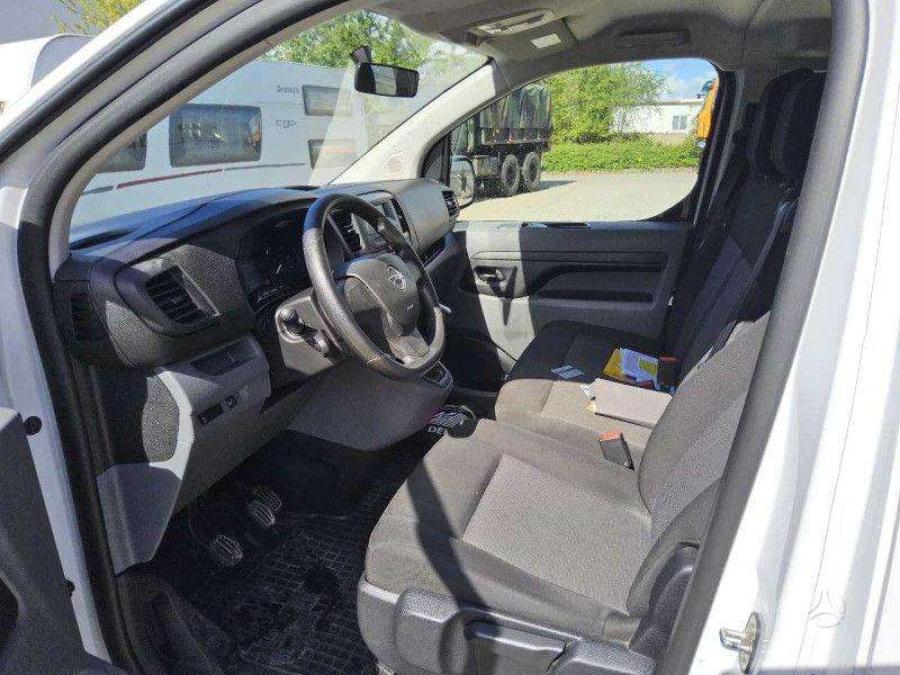 Balts Opel Zafira Life 2022 Viļņa, ar dzinēja tilpumu 1.50 L un nobraukumu 181 tūkst. km par 16930 €, foto 7 vietnē AUTOMOTO.COM.LV