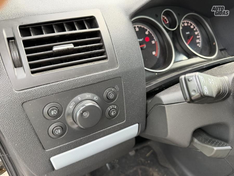 Opel Zafira 2006 in Utena, with an engine capacity of 1.90 L and mileage of 305 thousand km for 1500 €, photo 12 on AUTOMOTO.COM.LV