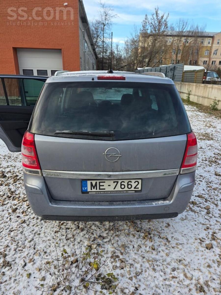 Opel Zafira 2010 in Riga, with an engine capacity of 1.70 L and mileage of 249 thousand km for 2500 €, photo 3 on AUTOMOTO.COM.LV