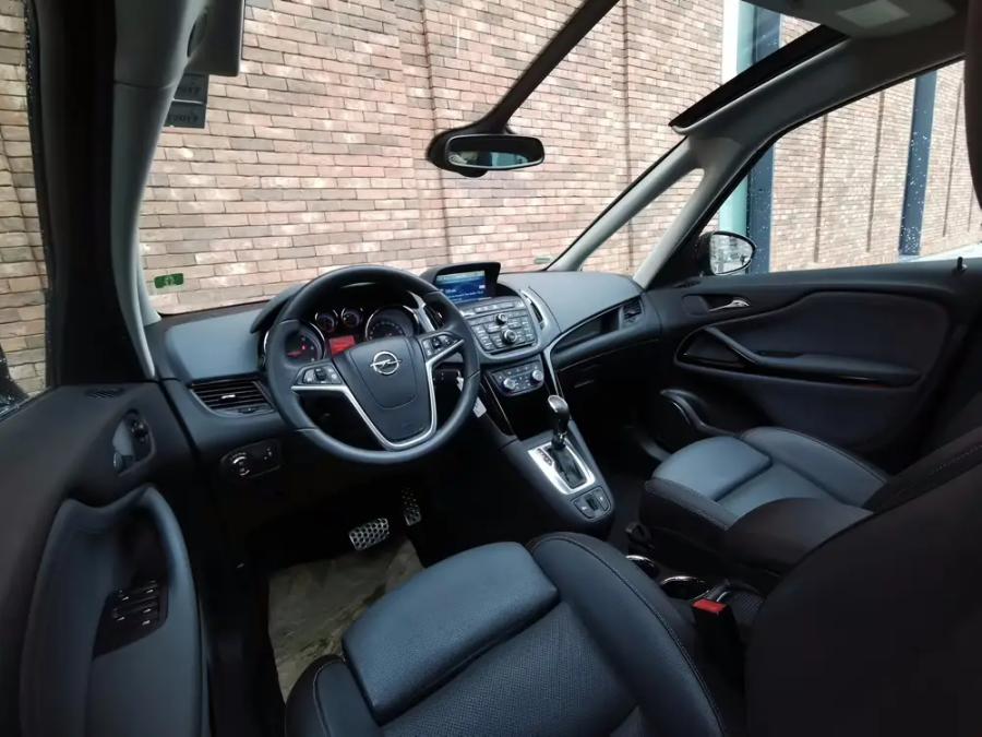 Opel Zafira 2012 in Riga, with an engine capacity of 2.00 L and mileage of 260 thousand km for 6490 €, photo 5 on AUTOMOTO.COM.LV