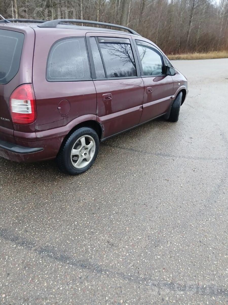 Red Opel Zafira 2004 in Liepaja, with an engine capacity of 2.20 L and mileage of 300 thousand km for 1200 €, photo 1 on AUTOMOTO.COM.LV