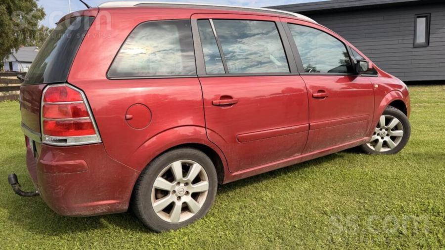 Red Opel Zafira 2005 in Saldus, with an engine capacity of 1.80 L and mileage of 232 thousand km for 1600 €, photo 1 on AUTOMOTO.COM.LV