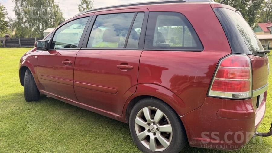 Red Opel Zafira 2005 in Saldus, with an engine capacity of 1.80 L and mileage of 232 thousand km for 1600 €, photo 4 on AUTOMOTO.COM.LV