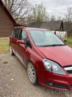 Red Opel Zafira 2006 in Rezekne, with an engine capacity of 1.90 L and mileage of 350 thousand km for 550 €, photo 4 on AUTOMOTO.COM.LV