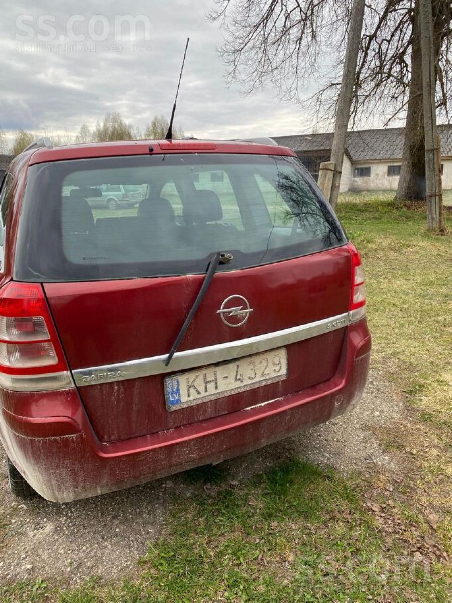 Red Opel Zafira 2006 in Rezekne, with an engine capacity of 1.90 L and mileage of 350 thousand km for 550 €, photo 5 on AUTOMOTO.COM.LV