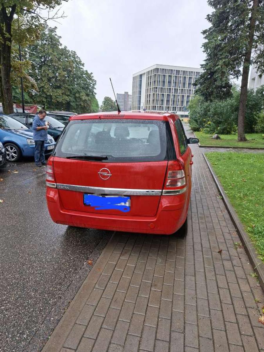 Red Opel Zafira 2008 in Vilnius, with an engine capacity of 1.69 L and mileage of 243 thousand km for 2100 €, photo 5 on AUTOMOTO.COM.LV