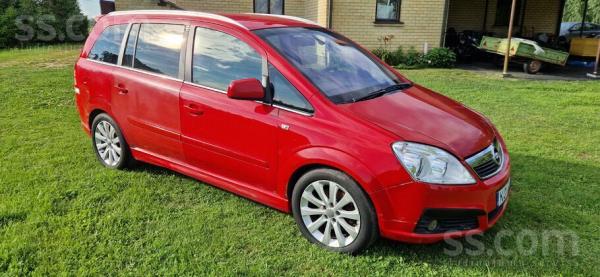 Red Opel Zafira 2010 in Bauska, with an engine capacity of 1.70 L and mileage of 318 thousand km for 1450 €, photo 1 on AUTOMOTO.COM.LV