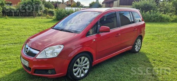 Red Opel Zafira 2010 in Bauska, with an engine capacity of 1.70 L and mileage of 318 thousand km for 1450 €, photo 2 on AUTOMOTO.COM.LV