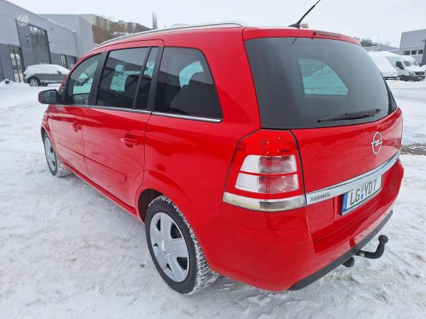 Red Opel Zafira 2011 in Jonava, with an engine capacity of 1.69 L and mileage of 282 thousand km for 2950 €, photo 9 on AUTOMOTO.COM.LV