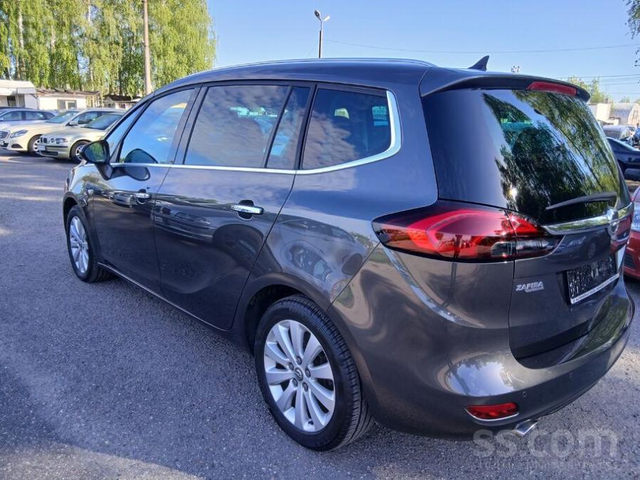 Red Opel Zafira 2012 in Riga, with an engine capacity of 2.00 L and mileage of 214 thousand km for 2350 €, photo 1 on AUTOMOTO.COM.LV