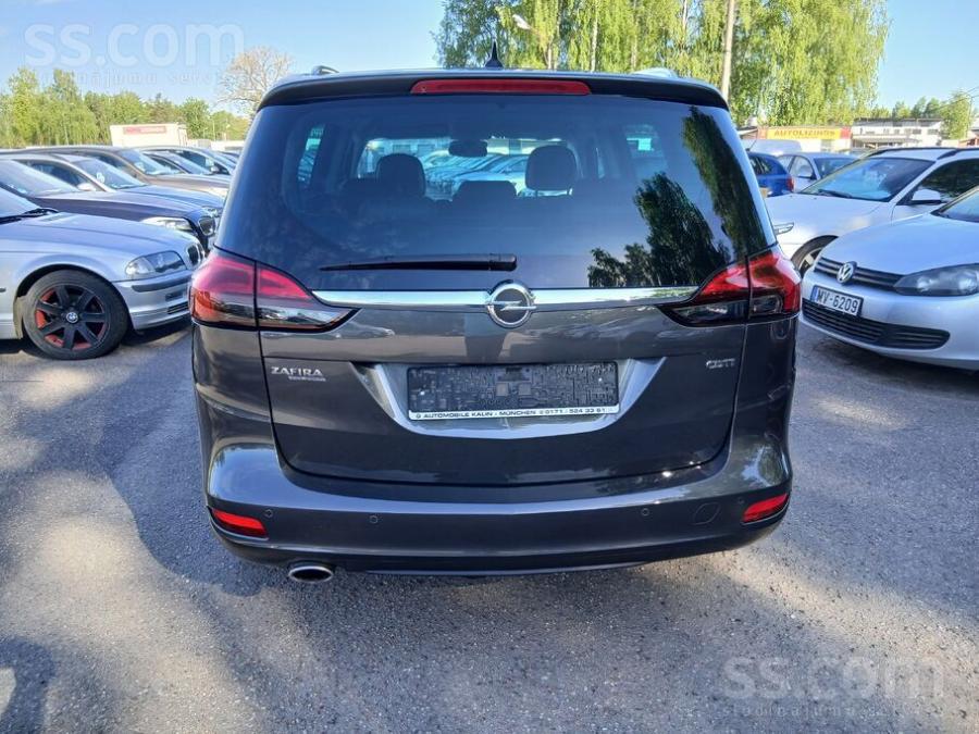 Red Opel Zafira 2012 in Riga, with an engine capacity of 2.00 L and mileage of 214 thousand km for 2350 €, photo 4 on AUTOMOTO.COM.LV