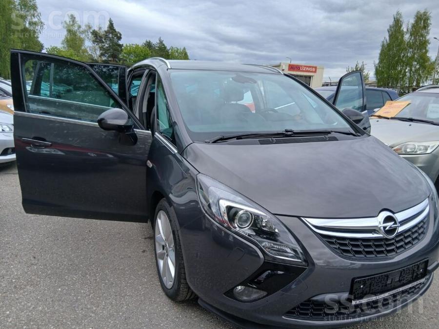 Red Opel Zafira 2016 in Riga, with an engine capacity of 2.00 L and mileage of 220 thousand km for 3350 €, photo 1 on AUTOMOTO.COM.LV