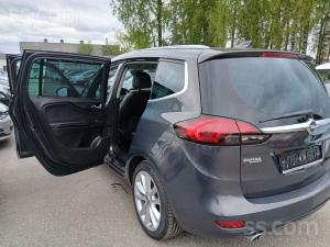Red Opel Zafira 2016 in Riga, with an engine capacity of 2.00 L and mileage of 220 thousand km for 3350 €, photo 5 on AUTOMOTO.COM.LV