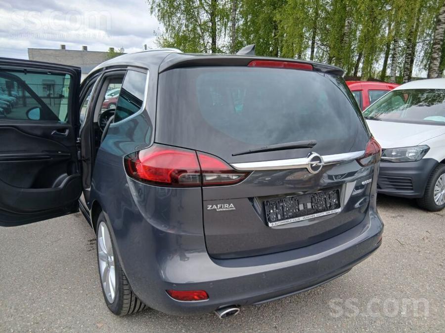 Red Opel Zafira 2016 in Riga, with an engine capacity of 2.00 L and mileage of 220 thousand km for 3350 €, photo 6 on AUTOMOTO.COM.LV