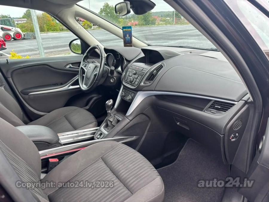Opel Zafira 2015 in Narva, with an engine capacity of 1.60 L and mileage of 310 thousand km for 3990 €, photo 3 on AUTOMOTO.COM.LV