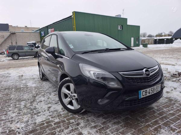 Black Opel Zafira Tourer 2012 in Taurage, with an engine capacity of 1.96 L and mileage of 260 thousand km for 4650 €, photo 1 on AUTOMOTO.COM.LV