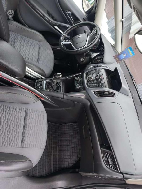 Black Opel Zafira Tourer 2012 in Taurage, with an engine capacity of 1.96 L and mileage of 260 thousand km for 4650 €, photo 11 on AUTOMOTO.COM.LV