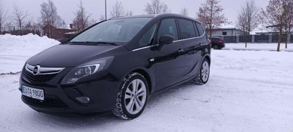 Black Opel Zafira Tourer 2012 in Siauliai, with an engine capacity of 1.96 L and mileage of 131 thousand km for 5350 €, photo 2 on AUTOMOTO.COM.LV