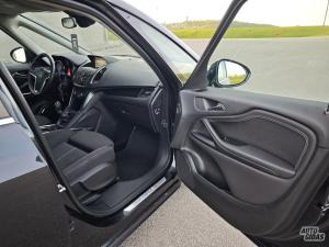 Black Opel Zafira Tourer 2012 in Vilnius, with an engine capacity of 2.00 L and mileage of 291 thousand km for 5300 €, photo 23 on AUTOMOTO.COM.LV
