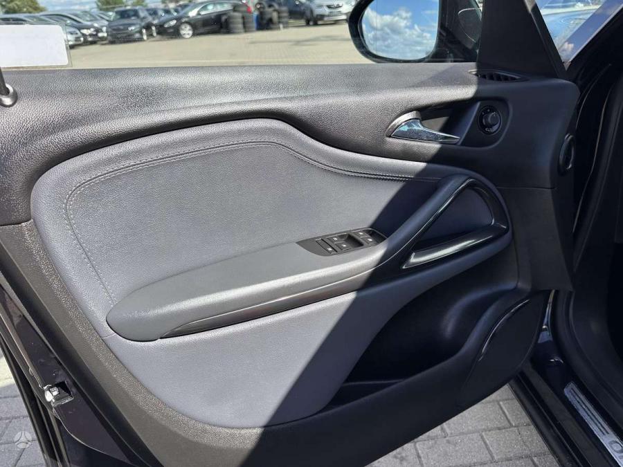 Black Opel Zafira Tourer 2012 in Marijampole, with an engine capacity of 2.00 L and mileage of 178 thousand km for 4400 €, photo 9 on AUTOMOTO.COM.LV