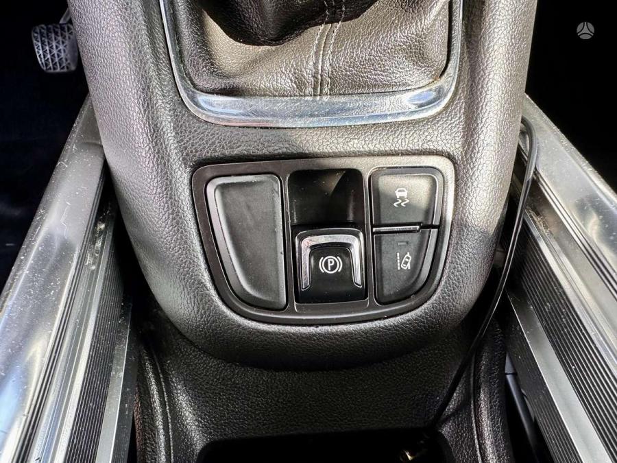 Black Opel Zafira Tourer 2012 in Marijampole, with an engine capacity of 2.00 L and mileage of 178 thousand km for 4400 €, photo 16 on AUTOMOTO.COM.LV