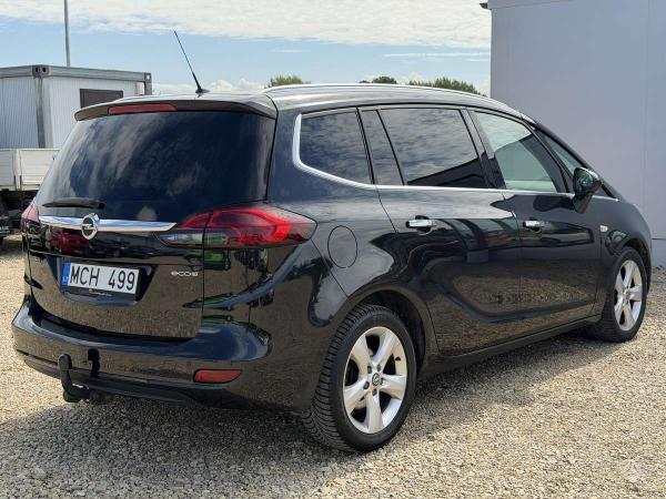 Black Opel Zafira Tourer 2012 in Siauliai, with an engine capacity of 1.96 L and mileage of 284 thousand km for 3600 €, photo 5 on AUTOMOTO.COM.LV
