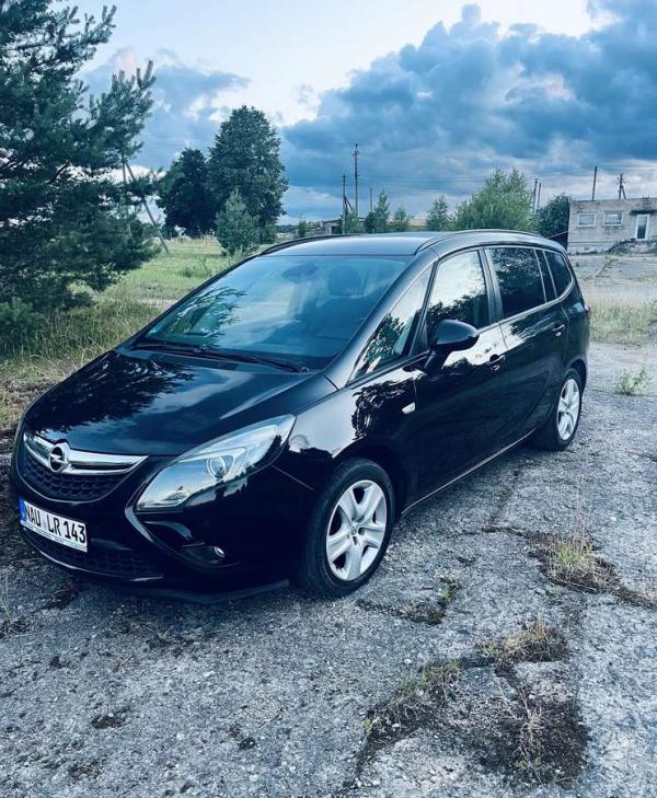 Black Opel Zafira Tourer 2013 in Vilnius, with an engine capacity of 1.96 L and mileage of 330 thousand km for 4700 €, photo 1 on AUTOMOTO.COM.LV