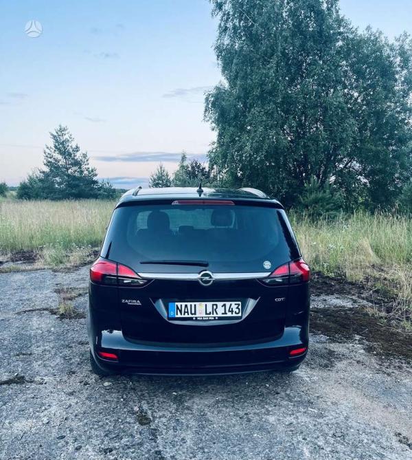 Black Opel Zafira Tourer 2013 in Vilnius, with an engine capacity of 1.96 L and mileage of 330 thousand km for 4700 €, photo 2 on AUTOMOTO.COM.LV