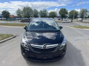 Black Opel Zafira Tourer 2013 in Siauliai, with an engine capacity of 1.96 L and mileage of 261 thousand km for 3750 €, photo 3 on AUTOMOTO.COM.LV