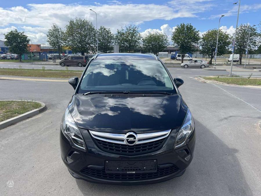 Black Opel Zafira Tourer 2013 in Siauliai, with an engine capacity of 1.96 L and mileage of 261 thousand km for 3750 €, photo 3 on AUTOMOTO.COM.LV