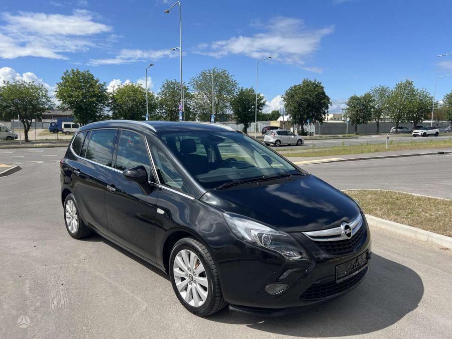 Black Opel Zafira Tourer 2013 in Siauliai, with an engine capacity of 1.96 L and mileage of 261 thousand km for 3750 €, photo 4 on AUTOMOTO.COM.LV