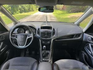 Black Opel Zafira Tourer 2013 in Siauliai, with an engine capacity of 1.96 L and mileage of 261 thousand km for 3750 €, photo 8 on AUTOMOTO.COM.LV