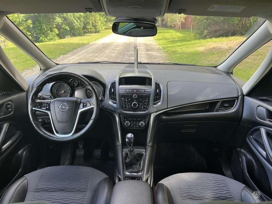 Black Opel Zafira Tourer 2013 in Siauliai, with an engine capacity of 1.96 L and mileage of 261 thousand km for 3750 €, photo 8 on AUTOMOTO.COM.LV