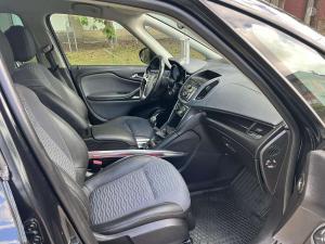 Black Opel Zafira Tourer 2013 in Siauliai, with an engine capacity of 1.96 L and mileage of 261 thousand km for 3750 €, photo 11 on AUTOMOTO.COM.LV