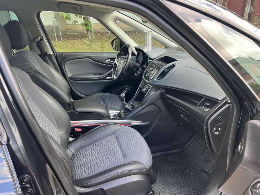 Black Opel Zafira Tourer 2013 in Siauliai, with an engine capacity of 1.96 L and mileage of 261 thousand km for 3750 €, photo 11 on AUTOMOTO.COM.LV