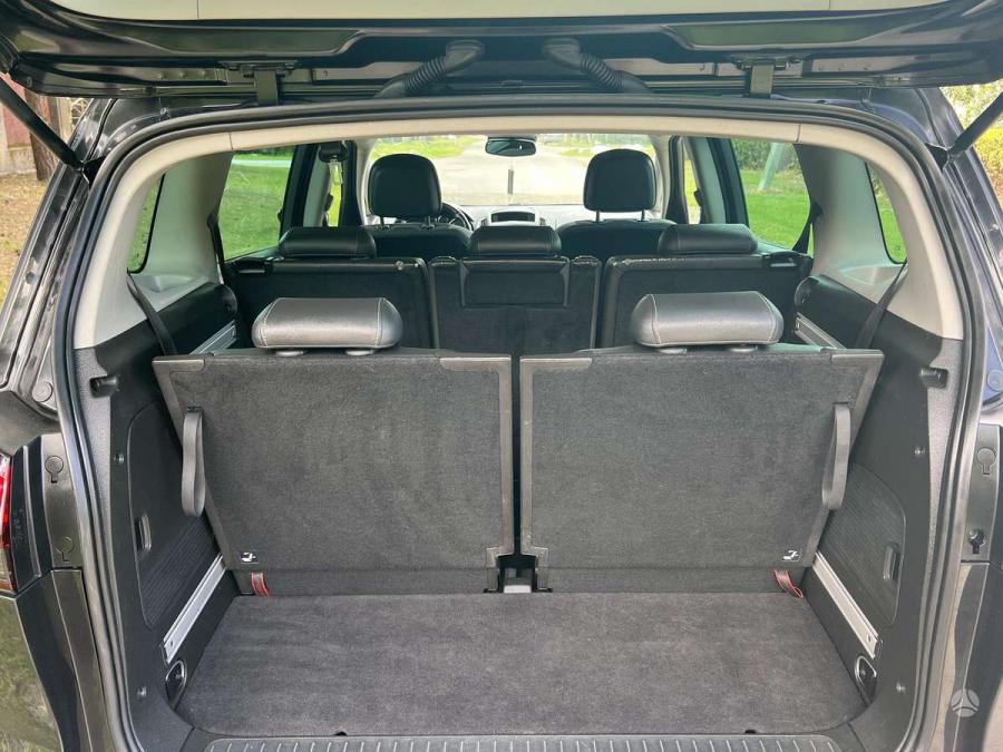 Black Opel Zafira Tourer 2013 in Siauliai, with an engine capacity of 1.96 L and mileage of 261 thousand km for 3750 €, photo 13 on AUTOMOTO.COM.LV
