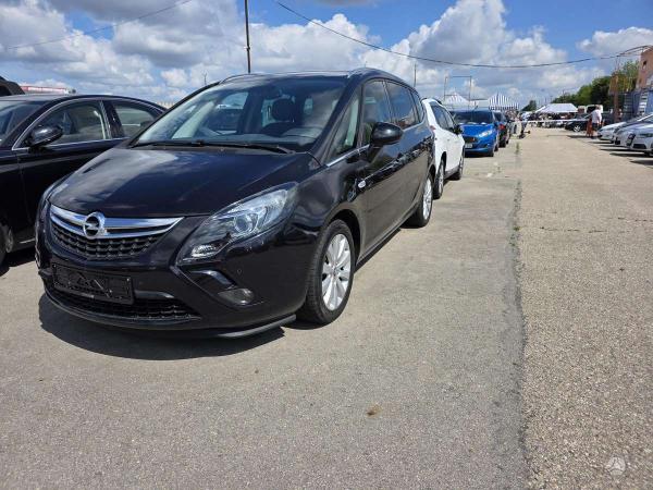 Black Opel Zafira Tourer 2013 in Siauliai, with an engine capacity of 1.96 L and mileage of 261 thousand km for 4500 €, photo 1 on AUTOMOTO.COM.LV