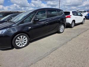 Black Opel Zafira Tourer 2013 in Siauliai, with an engine capacity of 1.96 L and mileage of 261 thousand km for 4500 €, photo 4 on AUTOMOTO.COM.LV