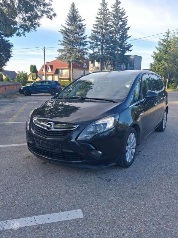 Black Opel Zafira Tourer 2013 in Raseiniai, with an engine capacity of 1.96 L and mileage of 291 thousand km for 3300 €, photo 1 on AUTOMOTO.COM.LV