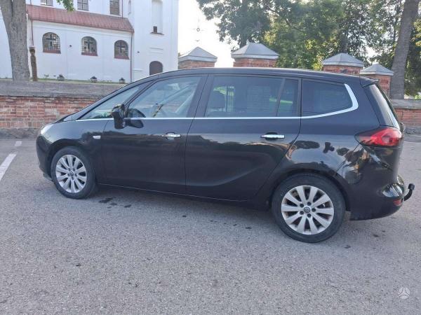 Black Opel Zafira Tourer 2013 in Raseiniai, with an engine capacity of 1.96 L and mileage of 291 thousand km for 3300 €, photo 3 on AUTOMOTO.COM.LV