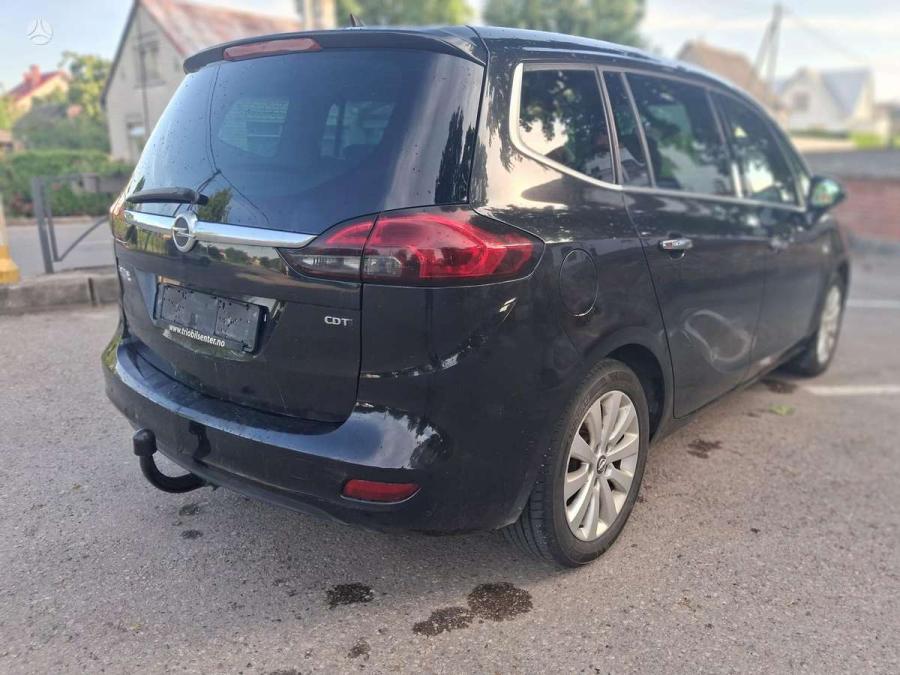 Black Opel Zafira Tourer 2013 in Raseiniai, with an engine capacity of 1.96 L and mileage of 291 thousand km for 3300 €, photo 7 on AUTOMOTO.COM.LV
