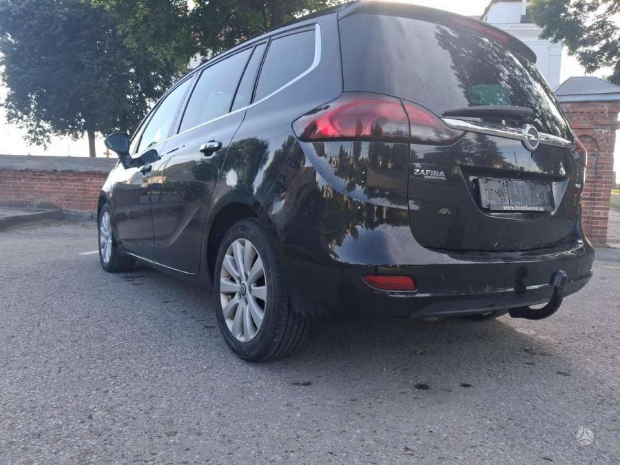 Black Opel Zafira Tourer 2013 in Raseiniai, with an engine capacity of 1.96 L and mileage of 291 thousand km for 3300 €, photo 12 on AUTOMOTO.COM.LV