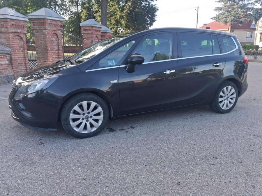 Black Opel Zafira Tourer 2013 in Raseiniai, with an engine capacity of 1.96 L and mileage of 291 thousand km for 3300 €, photo 17 on AUTOMOTO.COM.LV