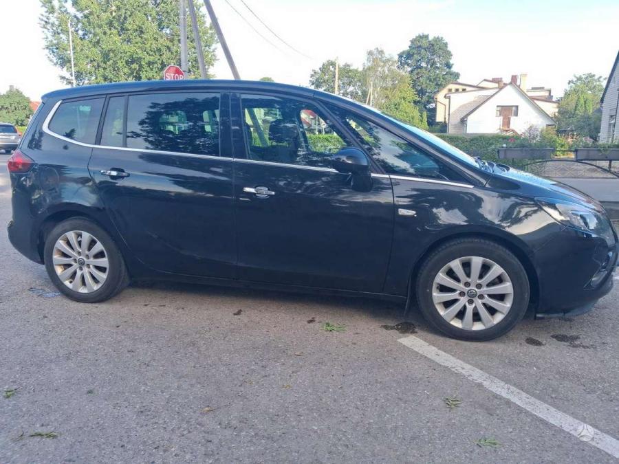 Black Opel Zafira Tourer 2013 in Raseiniai, with an engine capacity of 1.96 L and mileage of 291 thousand km for 3300 €, photo 19 on AUTOMOTO.COM.LV