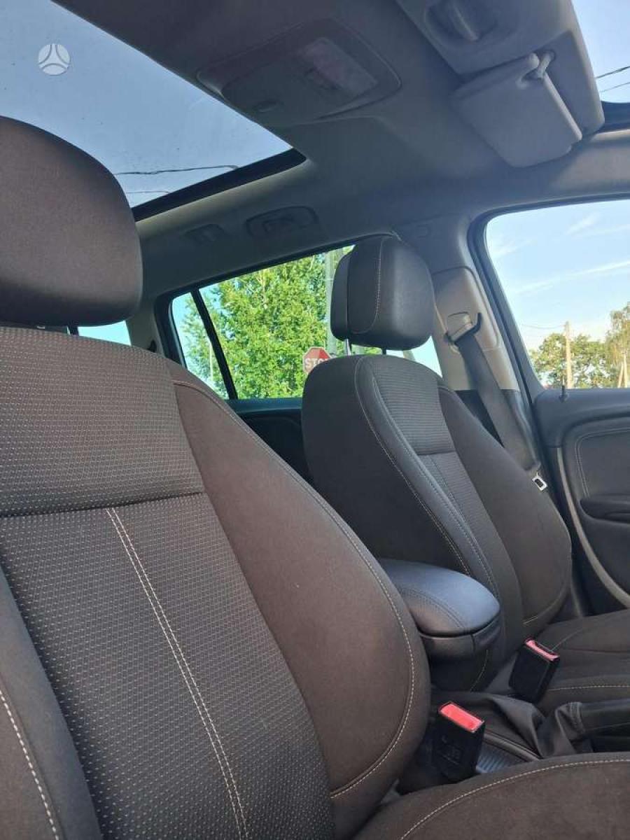 Black Opel Zafira Tourer 2013 in Raseiniai, with an engine capacity of 1.96 L and mileage of 291 thousand km for 3300 €, photo 26 on AUTOMOTO.COM.LV