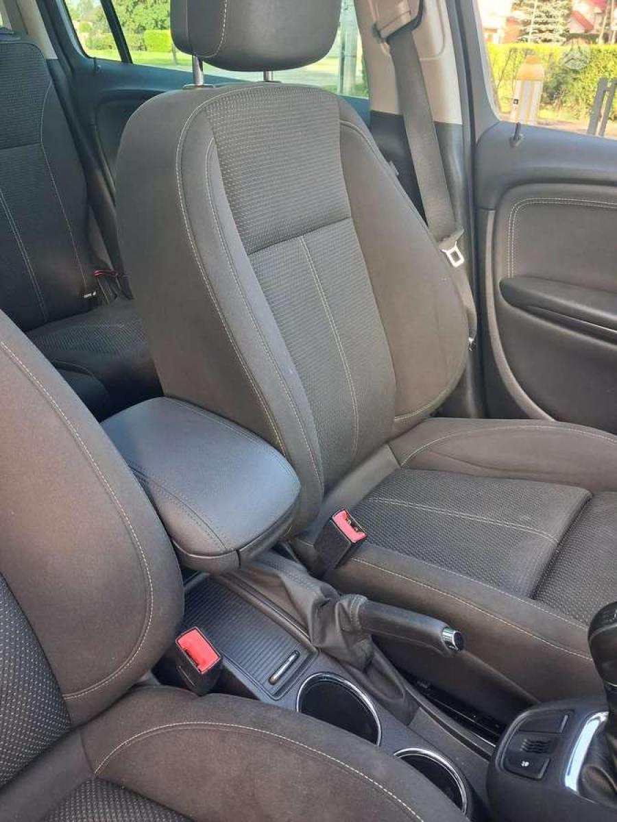 Black Opel Zafira Tourer 2013 in Raseiniai, with an engine capacity of 1.96 L and mileage of 291 thousand km for 3300 €, photo 29 on AUTOMOTO.COM.LV