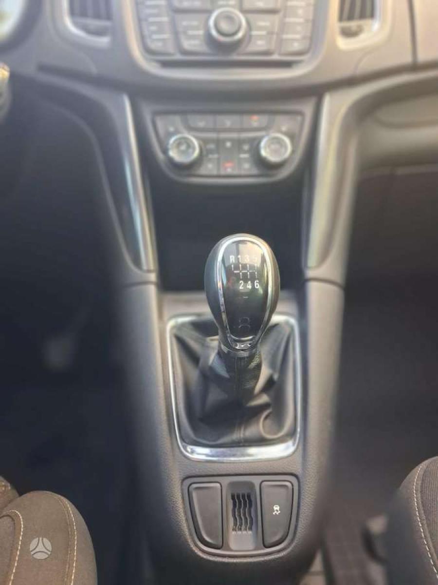Black Opel Zafira Tourer 2013 in Raseiniai, with an engine capacity of 1.96 L and mileage of 291 thousand km for 3300 €, photo 40 on AUTOMOTO.COM.LV