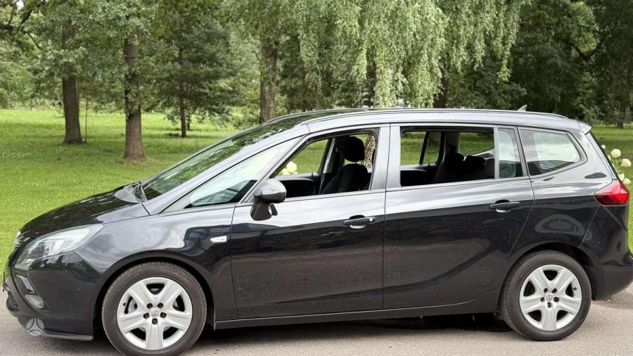 Black Opel Zafira Tourer 2013 in Panevezys, with an engine capacity of 1.96 L and mileage of 260 thousand km for 4000 €, photo 6 on AUTOMOTO.COM.LV